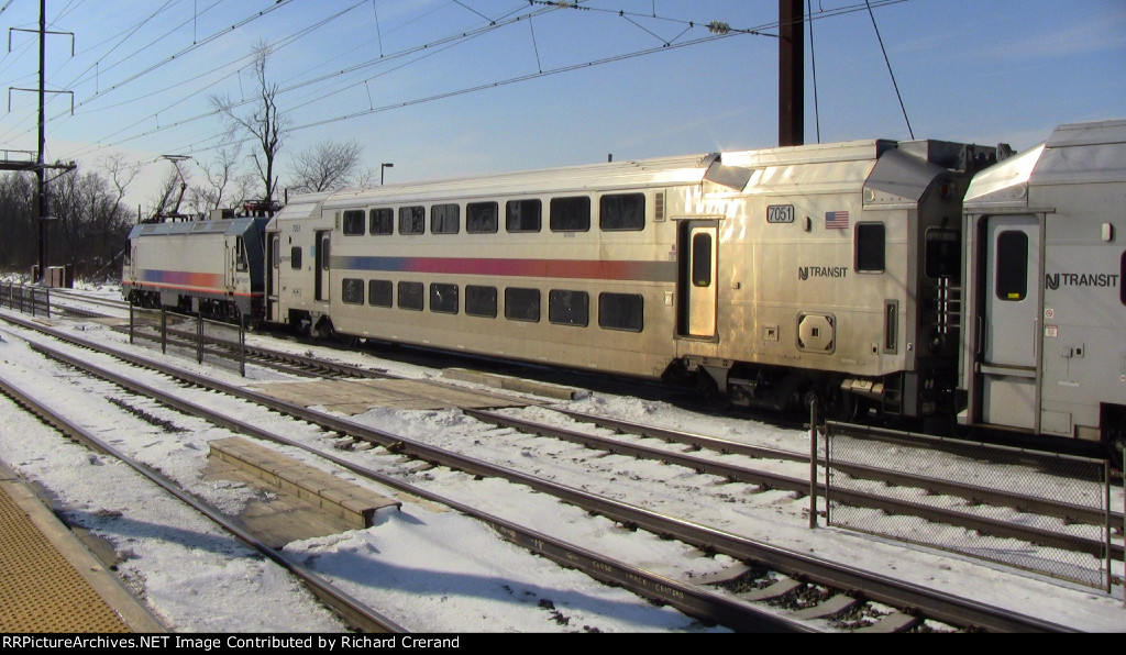 Cab Car 7051 Behind ALP-46A 4660